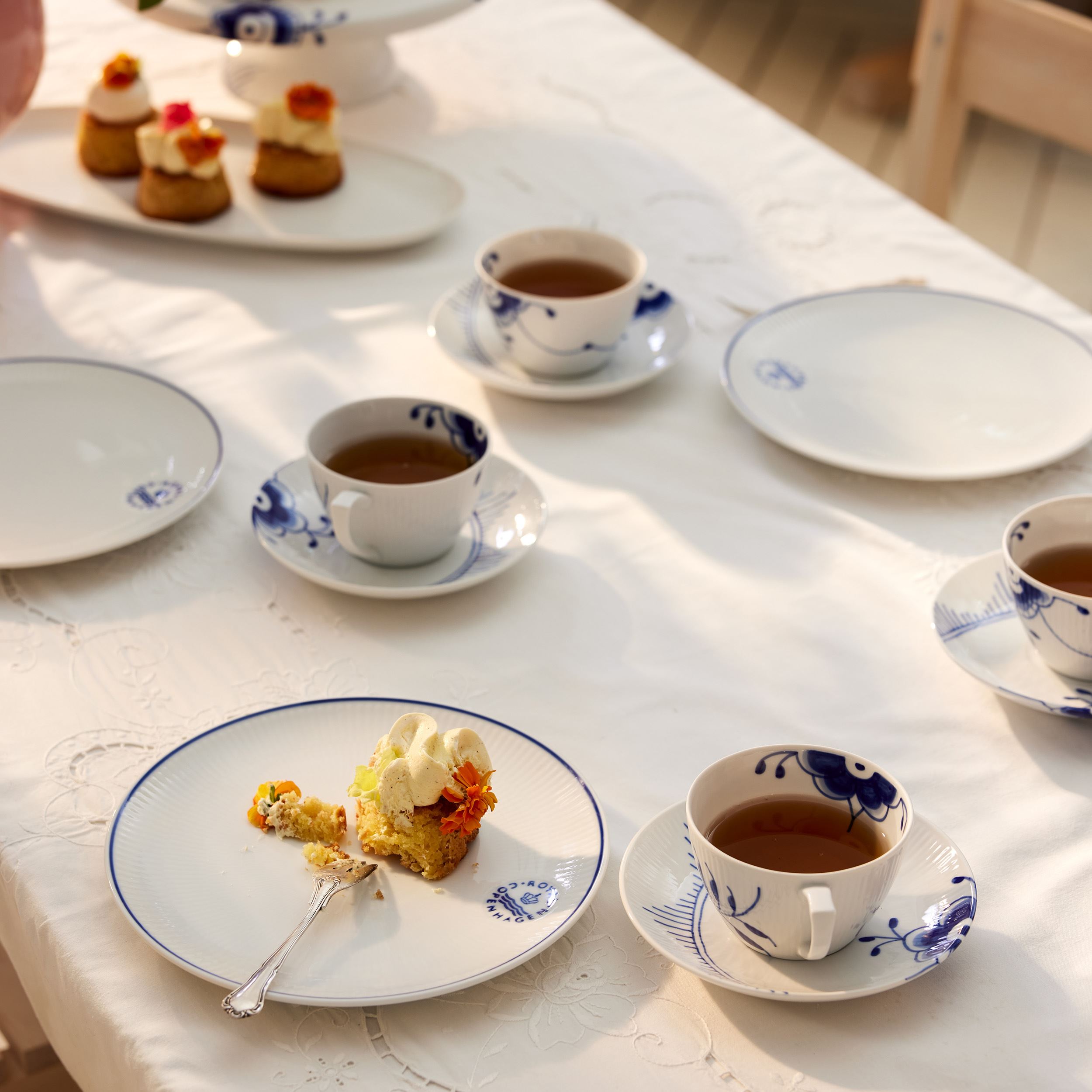 Blue Fluted Mega Cup and Saucer, 28 cl | Royal Copenhagen