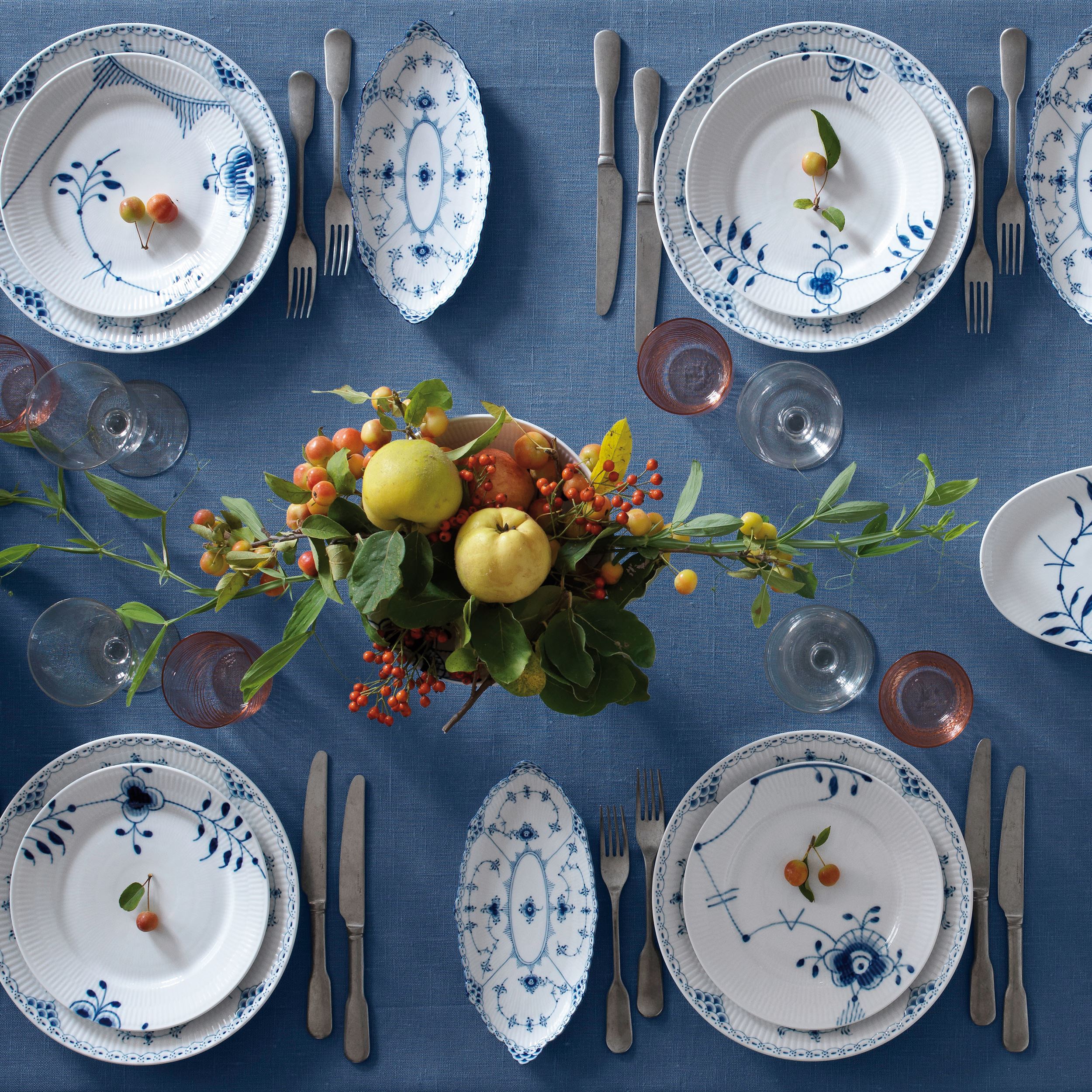 Blue Fluted Mega Plate, Decoration 2, 22 cm | Royal Copenhagen