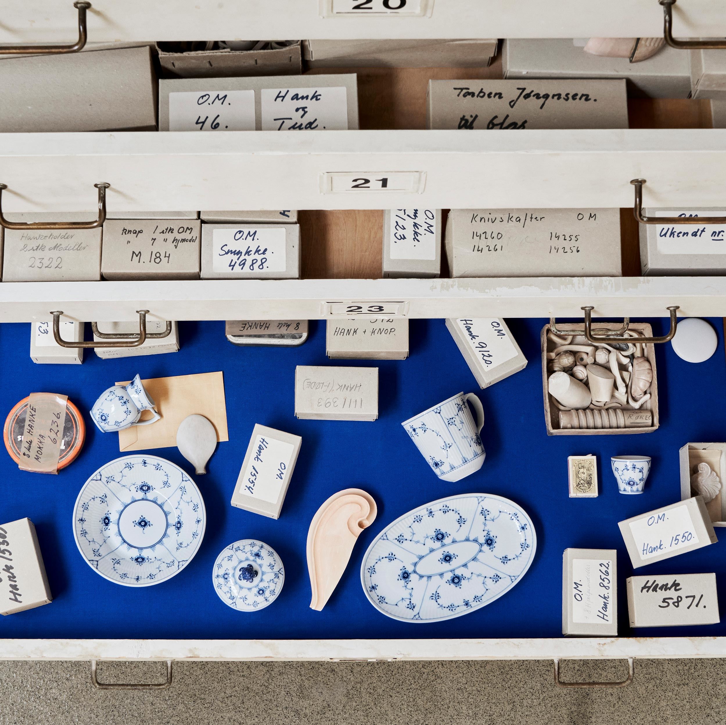 Blue Fluted Plain Deep plate 24 cm | Royal Copenhagen