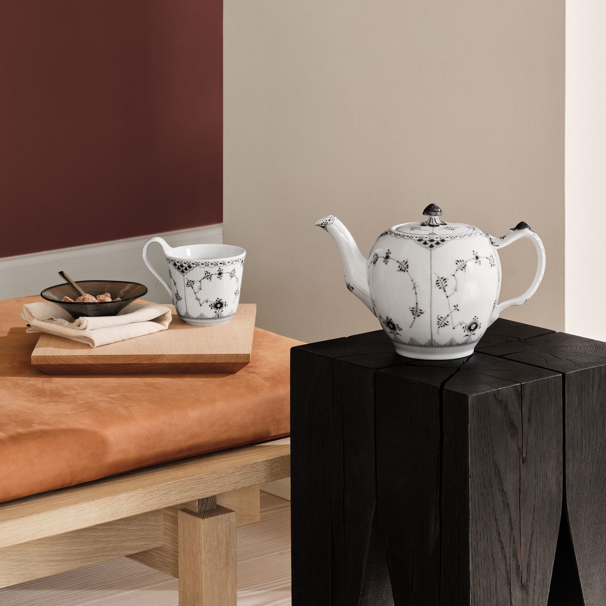 Black Fluted Half Lace Teapot, 100 cl | Royal Copenhagen