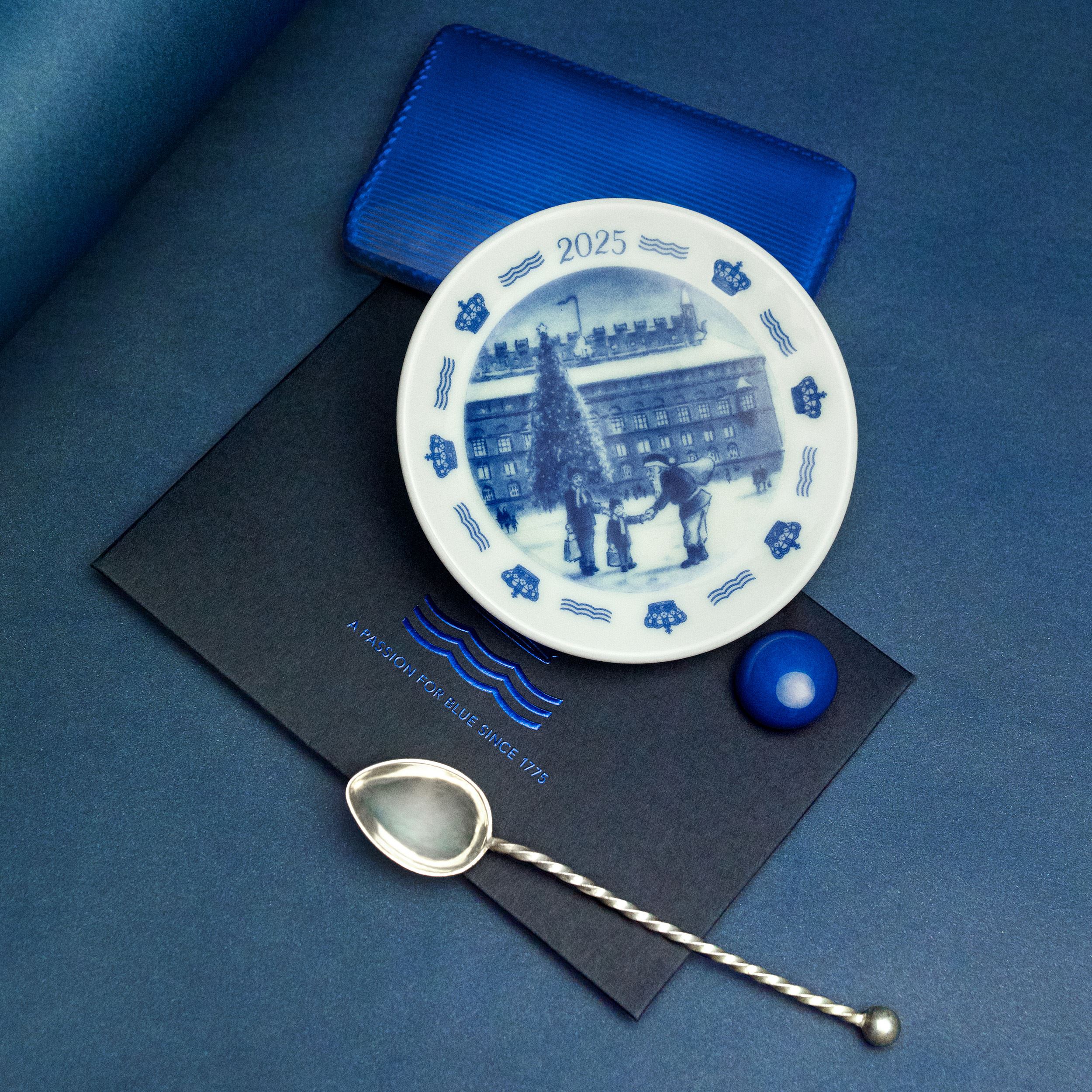 Christmas Plaquette 2025, Christmas in Copenhagen, 8.5 cm | Royal ...