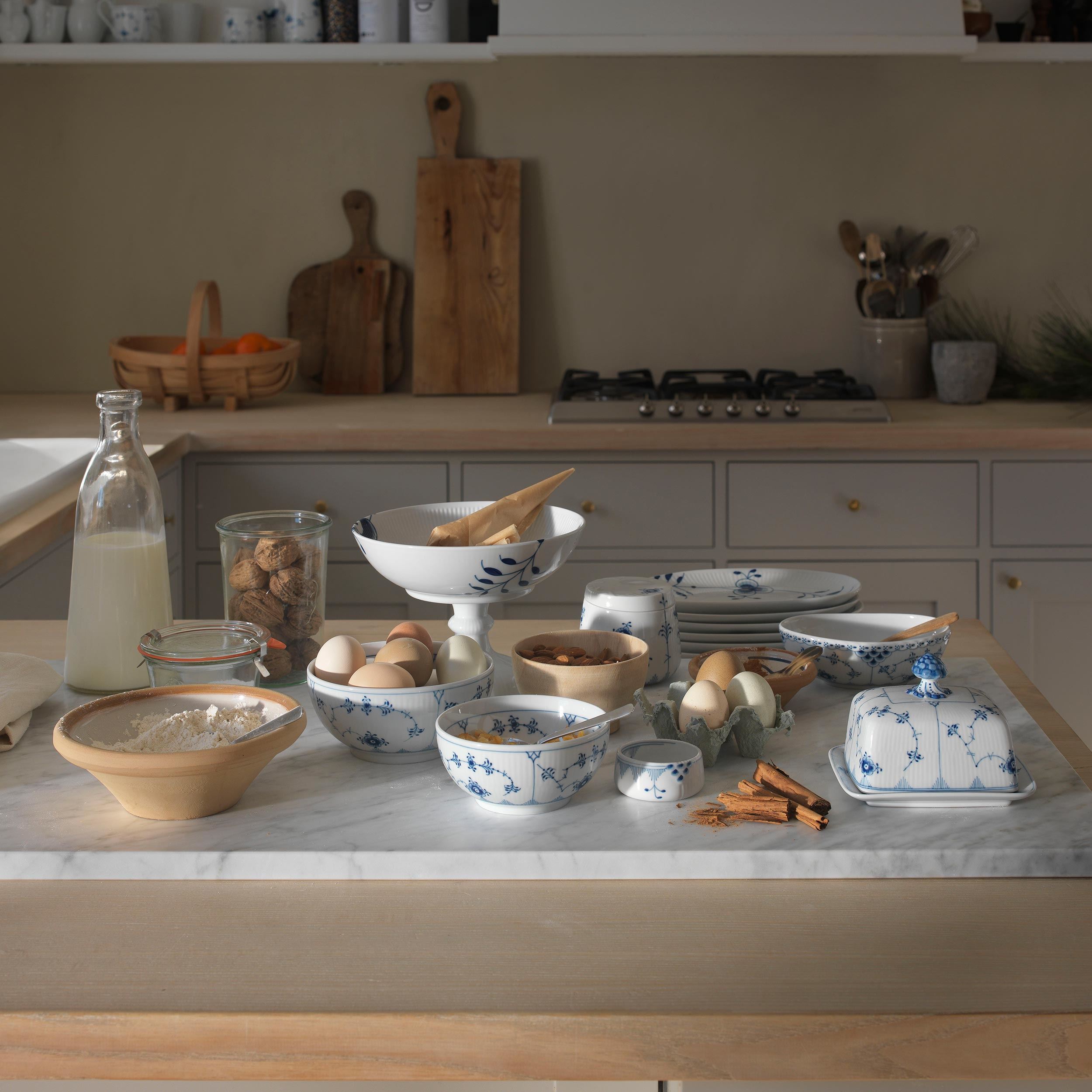 Blå Mega Riflet skål på fod, 80 cl | Royal Copenhagen