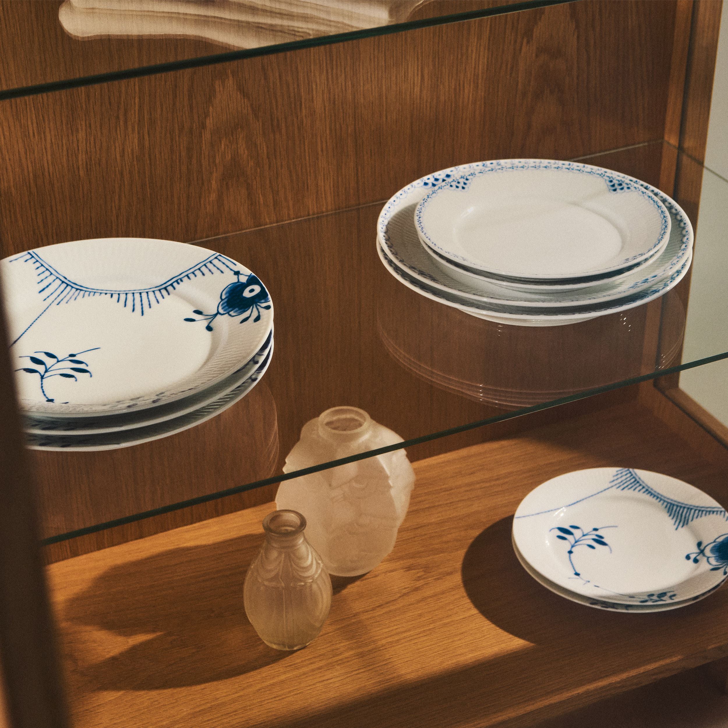 Blue Fluted Mega Plate, Decoration 2, 22 cm | Royal Copenhagen