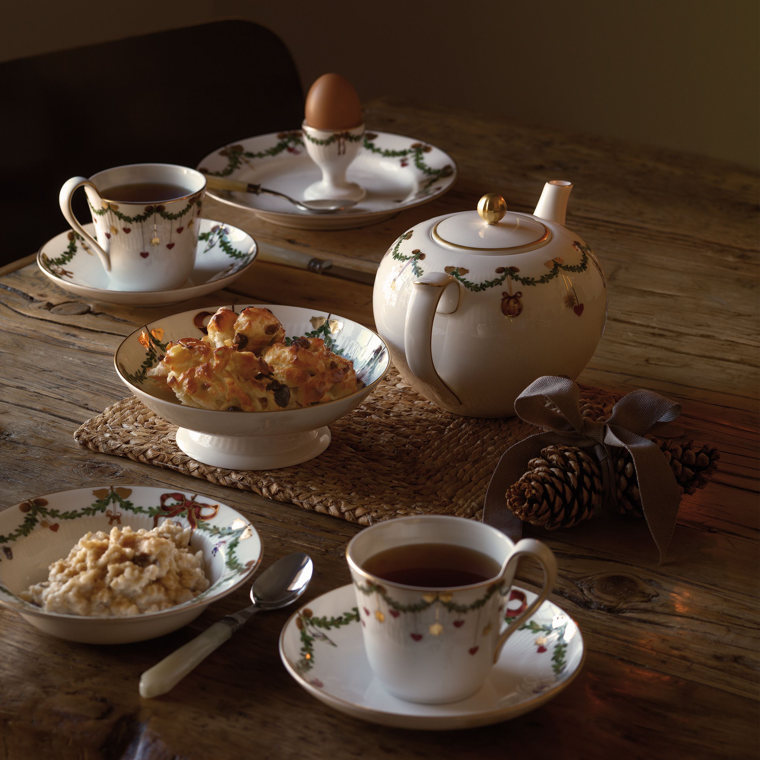 Star Fluted Christmas Teapot 140 cl | Royal Copenhagen