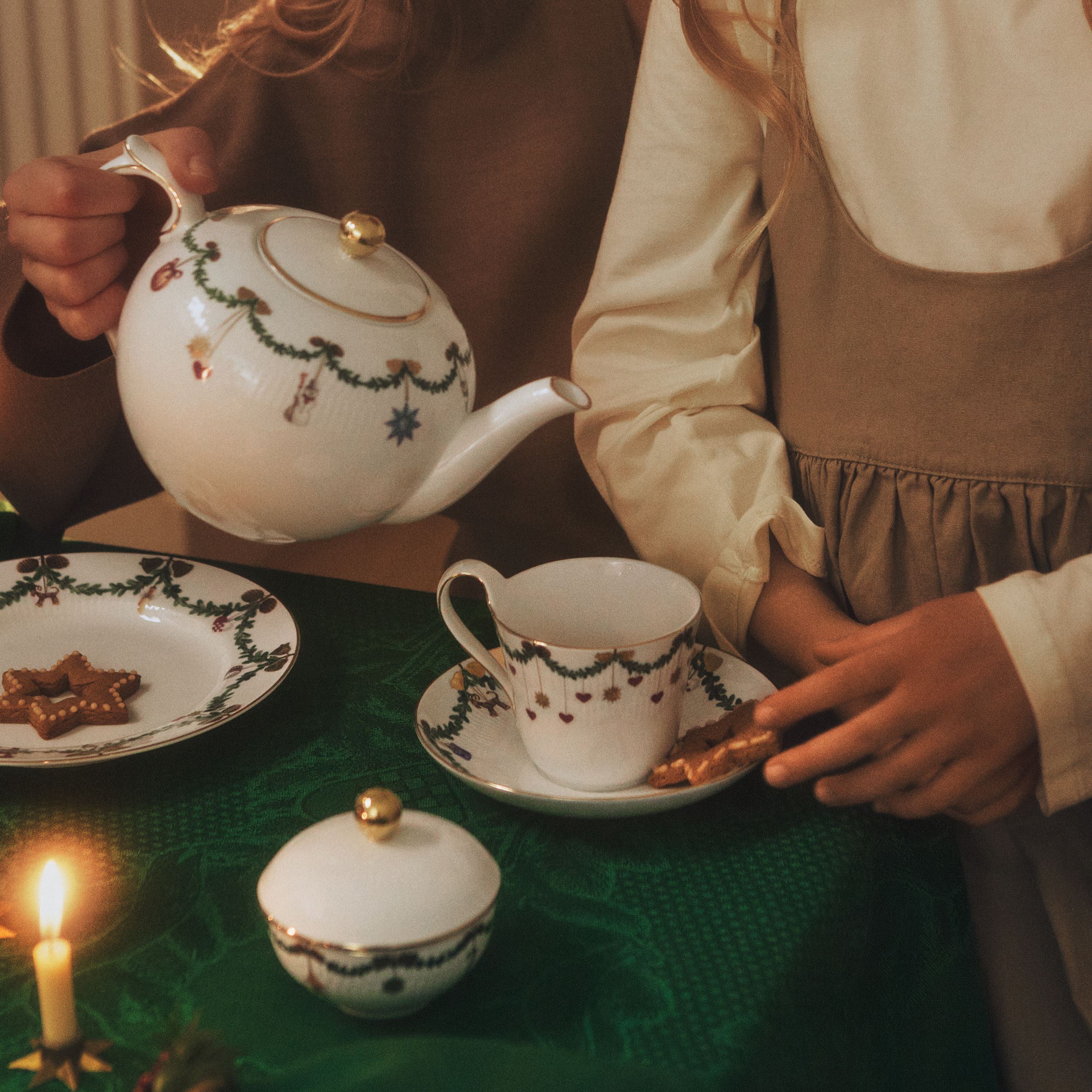 Star Fluted Christmas Teapot, 140 cl | Royal Copenhagen