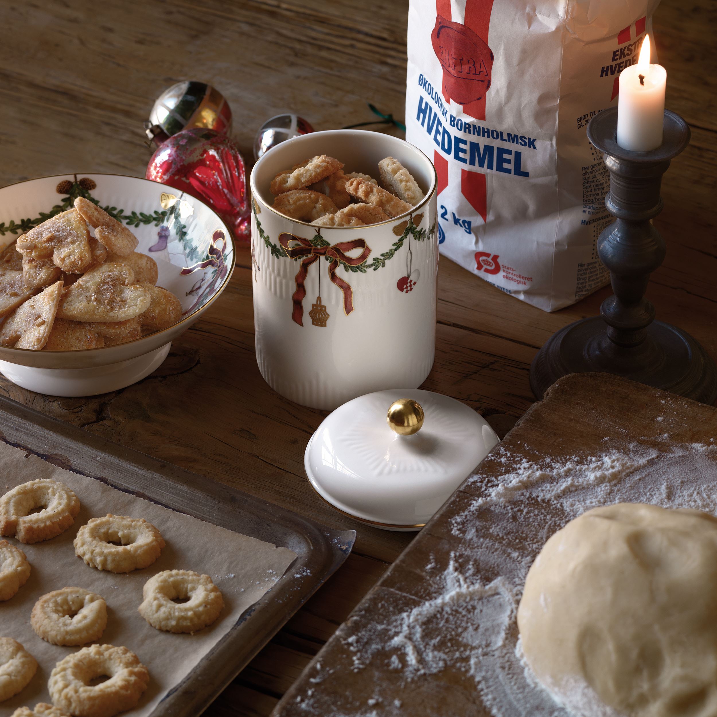 Star Fluted Christmas Bowl on Foot, 42 cl | Royal Copenhagen
