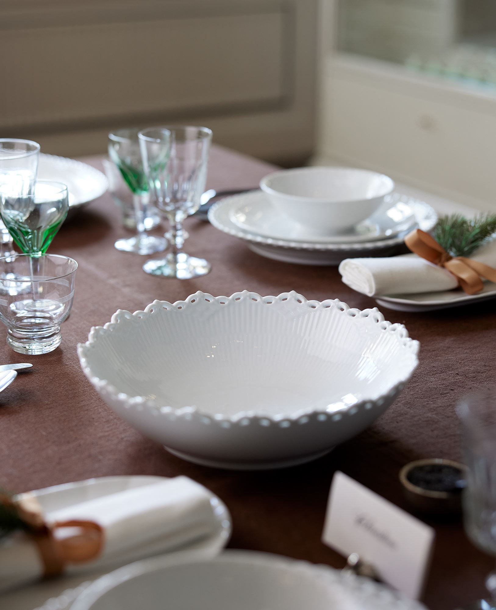 Dæk dit julebord med hvide stel fra Royal Copenhagen